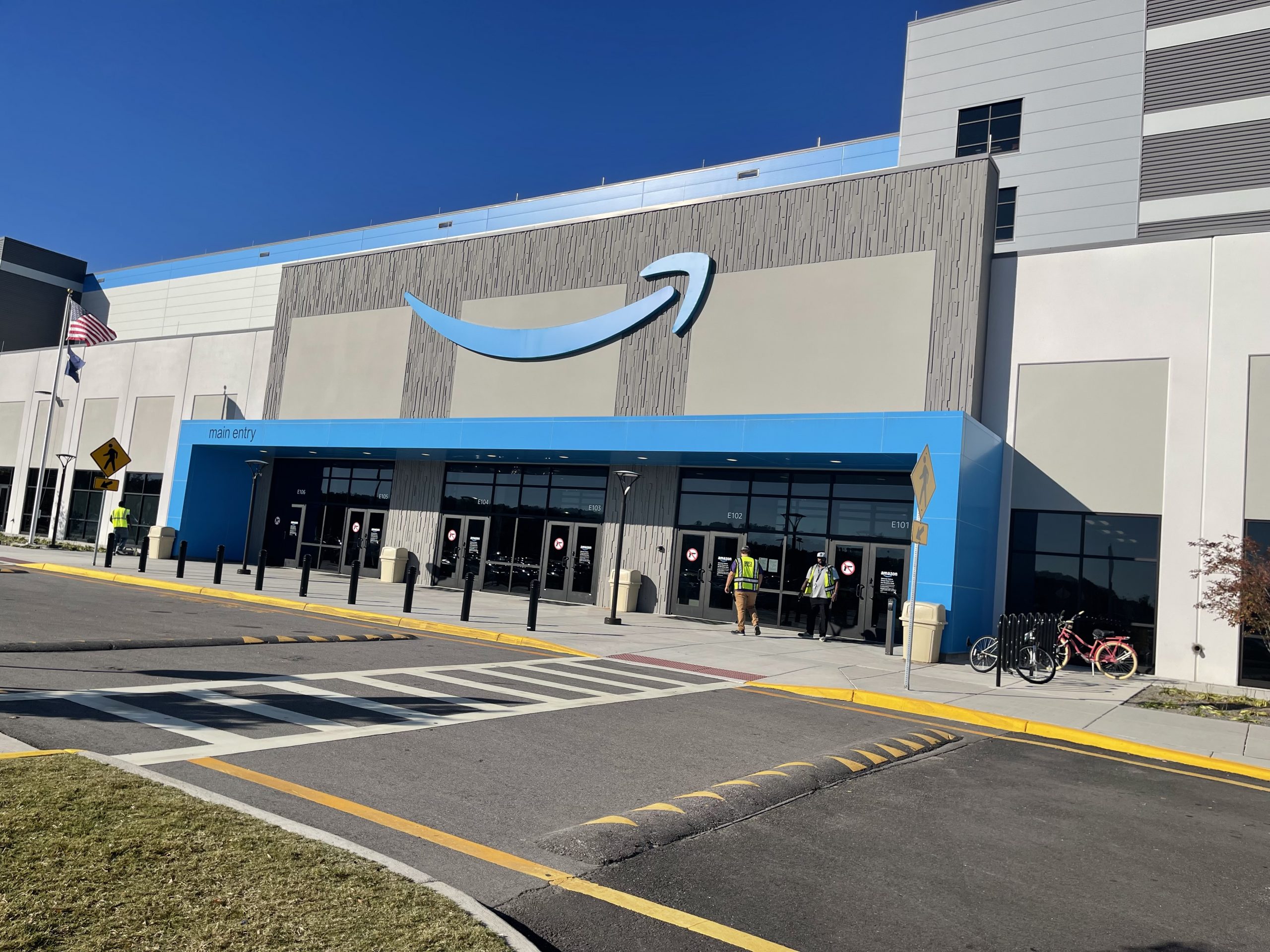 Youngkin tours Amazon's new robotics fulfillment center in Suffolk ...